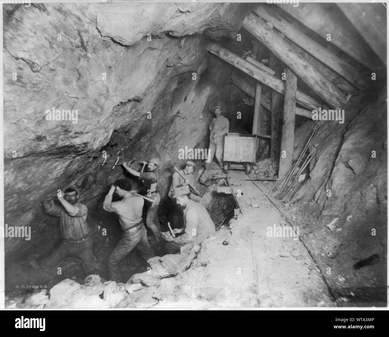 Inside a mine hi-res stock photography and images - Alamy