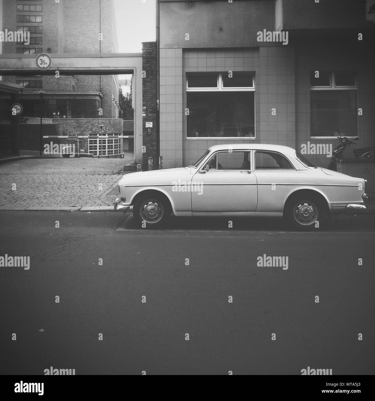 Car parked in front of building hi-res stock photography and images - Alamy