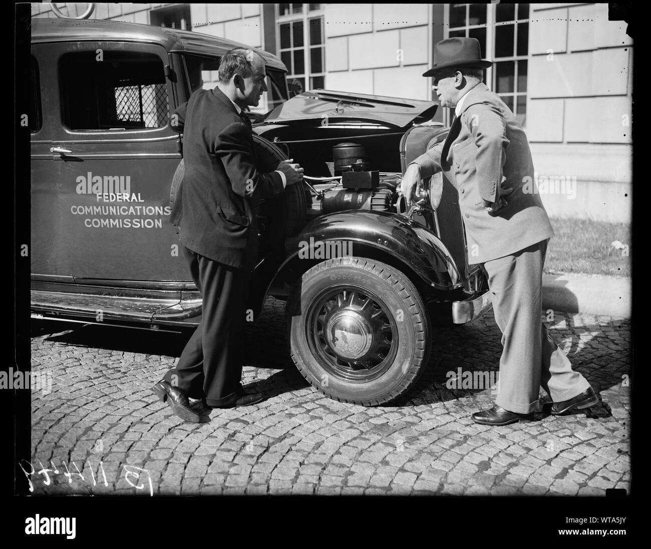 Federal communications commission hi-res stock photography and images ...
