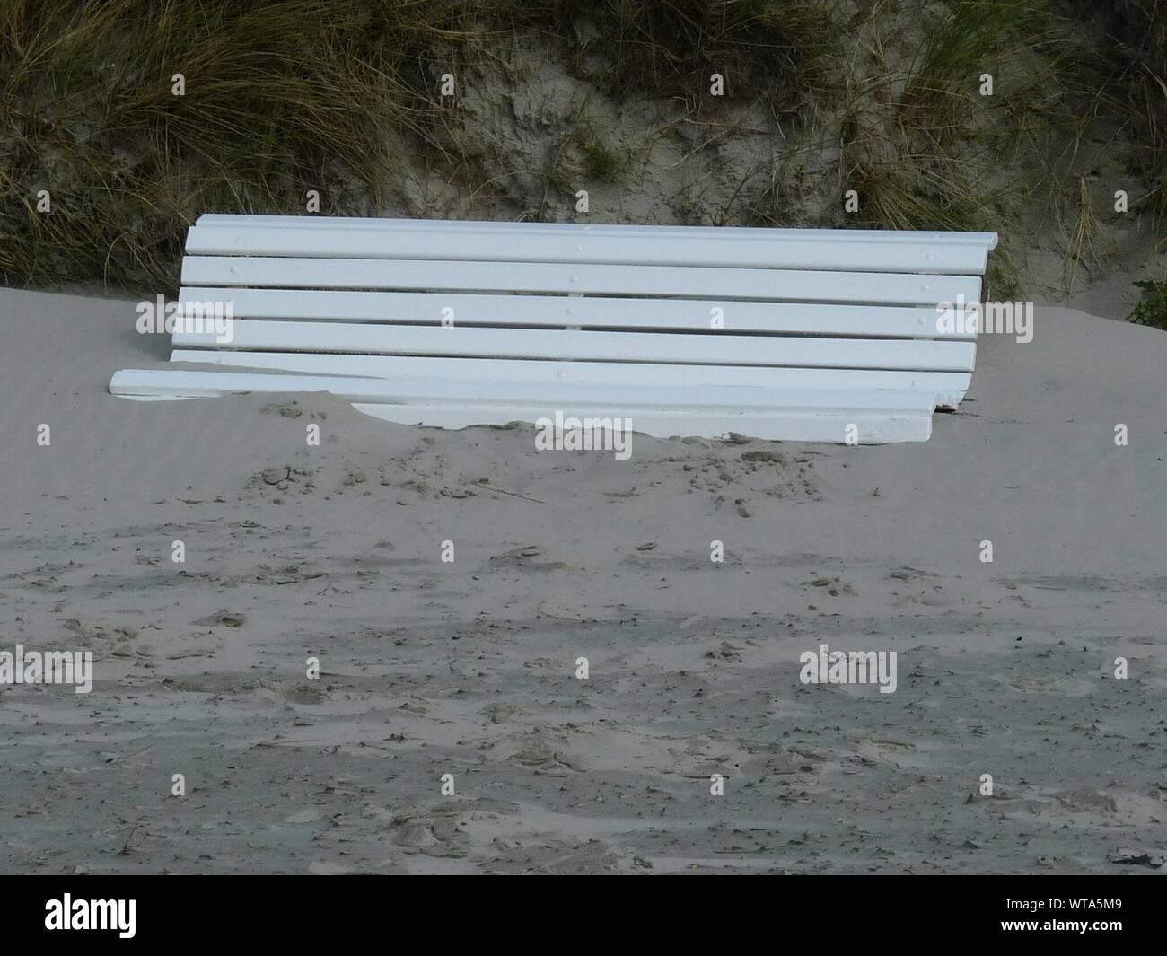Broken bench hi-res stock photography and images - Alamy