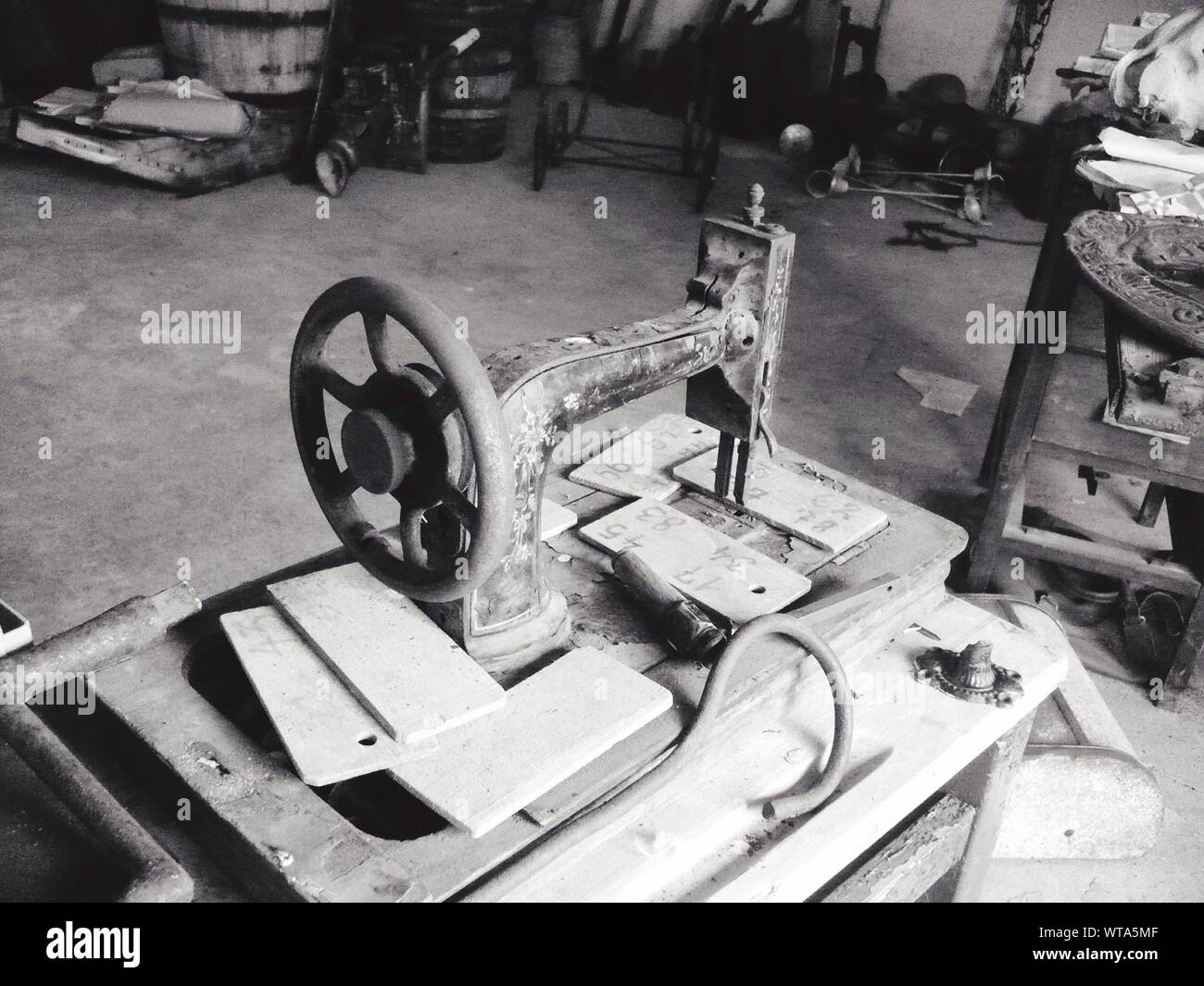 Abandoned sewing machine hi-res stock photography and images - Alamy