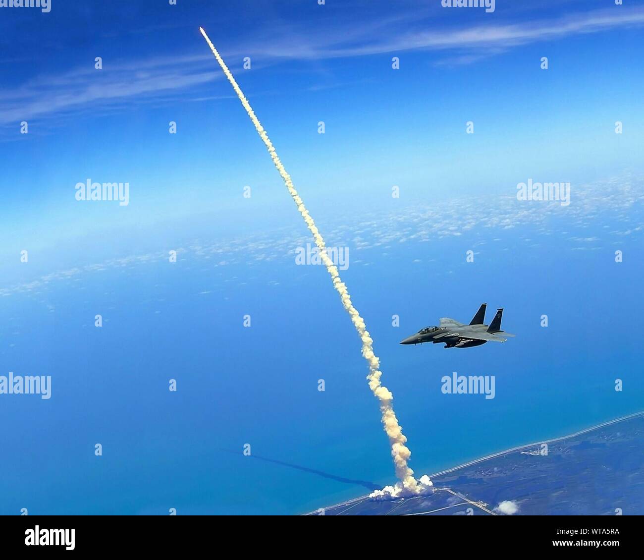 Plane over sea hi-res stock photography and images - Alamy