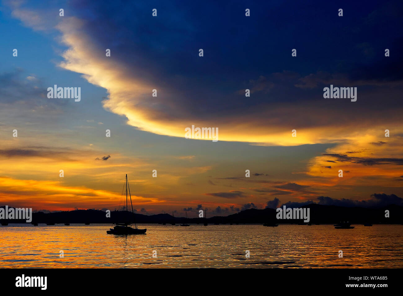 Sailboats at sunset hi-res stock photography and images - Alamy