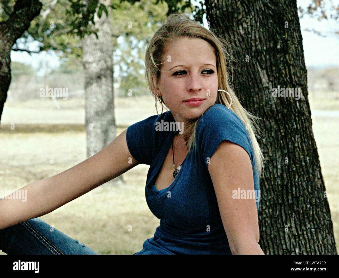 Sitting over shoulder hi-res stock photography and images - Alamy