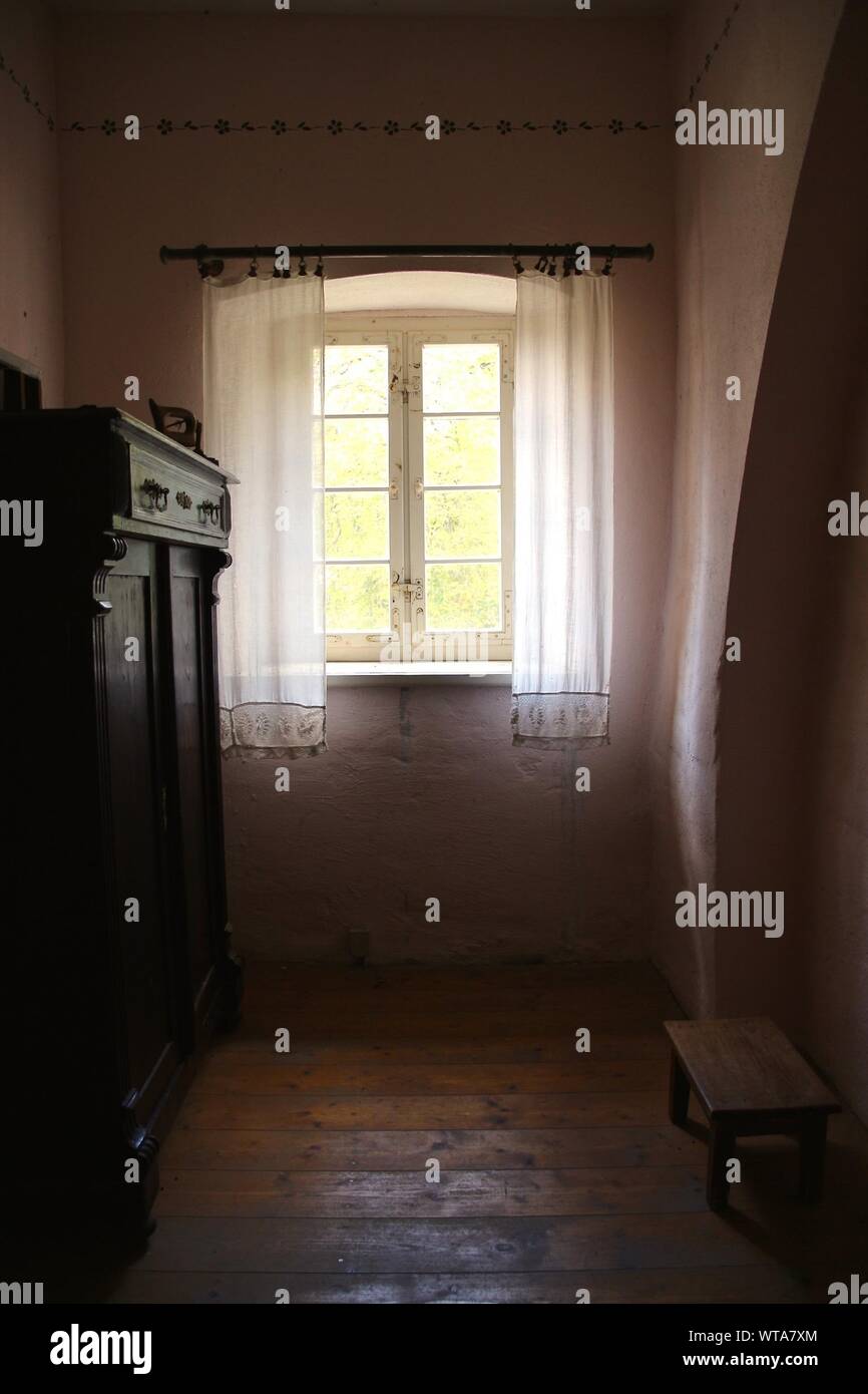 Closed walls hi-res stock photography and images - Alamy