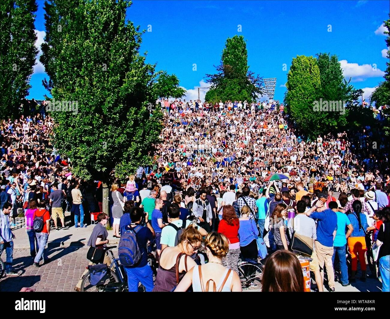 Standing people group hi-res stock photography and images - Alamy
