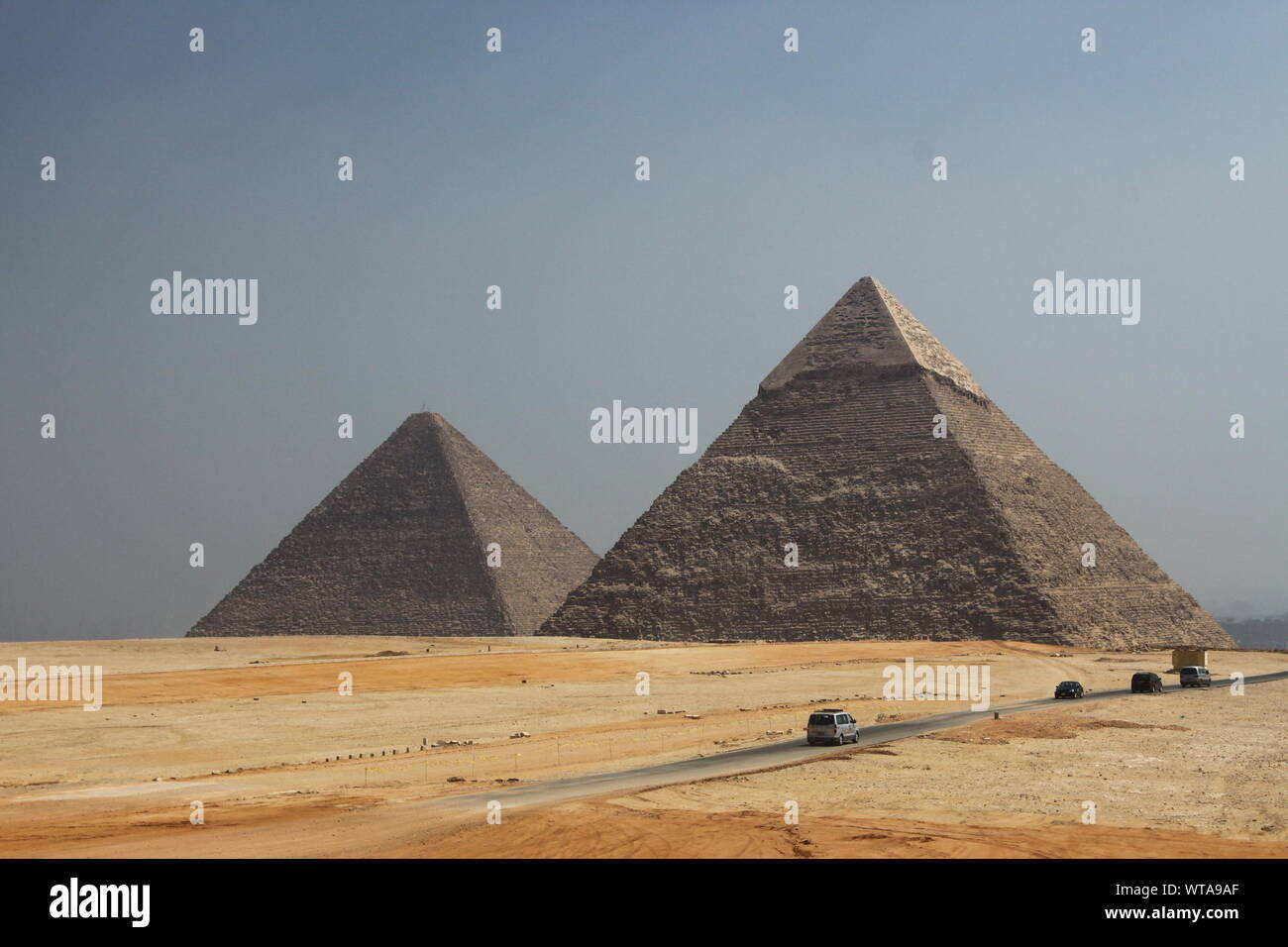 Pyramids giza cars hi-res stock photography and images - Alamy