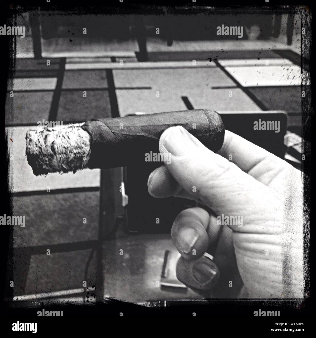 Hand holding cigar hi-res stock photography and images - Alamy