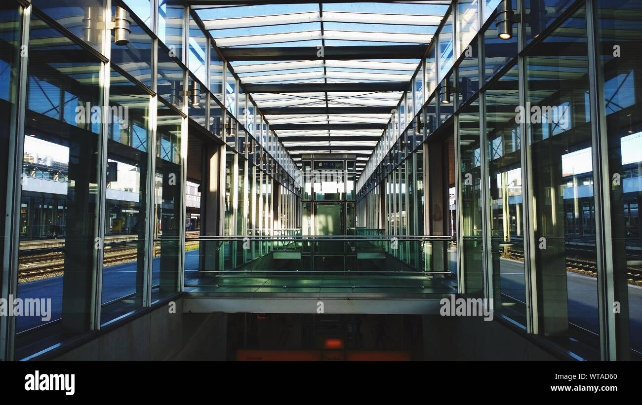 Platform structure hi-res stock photography and images - Alamy
