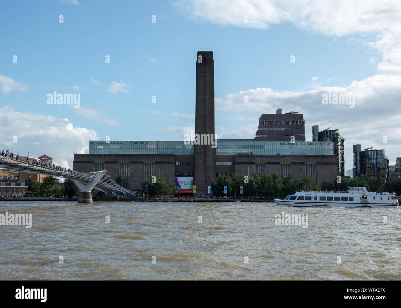 Tate Modern, London famous modern art gallery and popular tourist ...