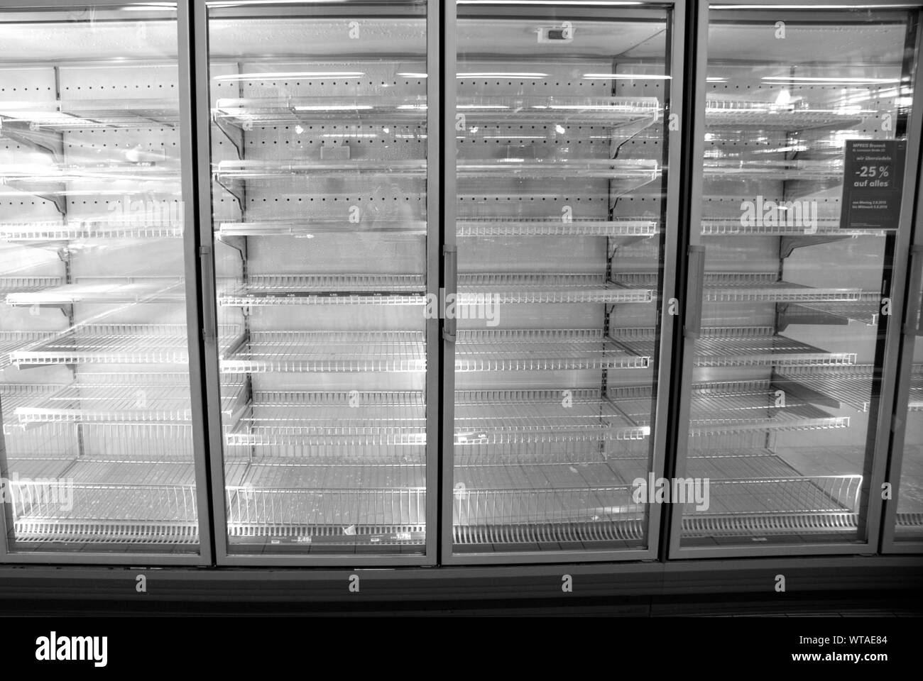 Empty refrigerator hi-res stock photography and images - Alamy