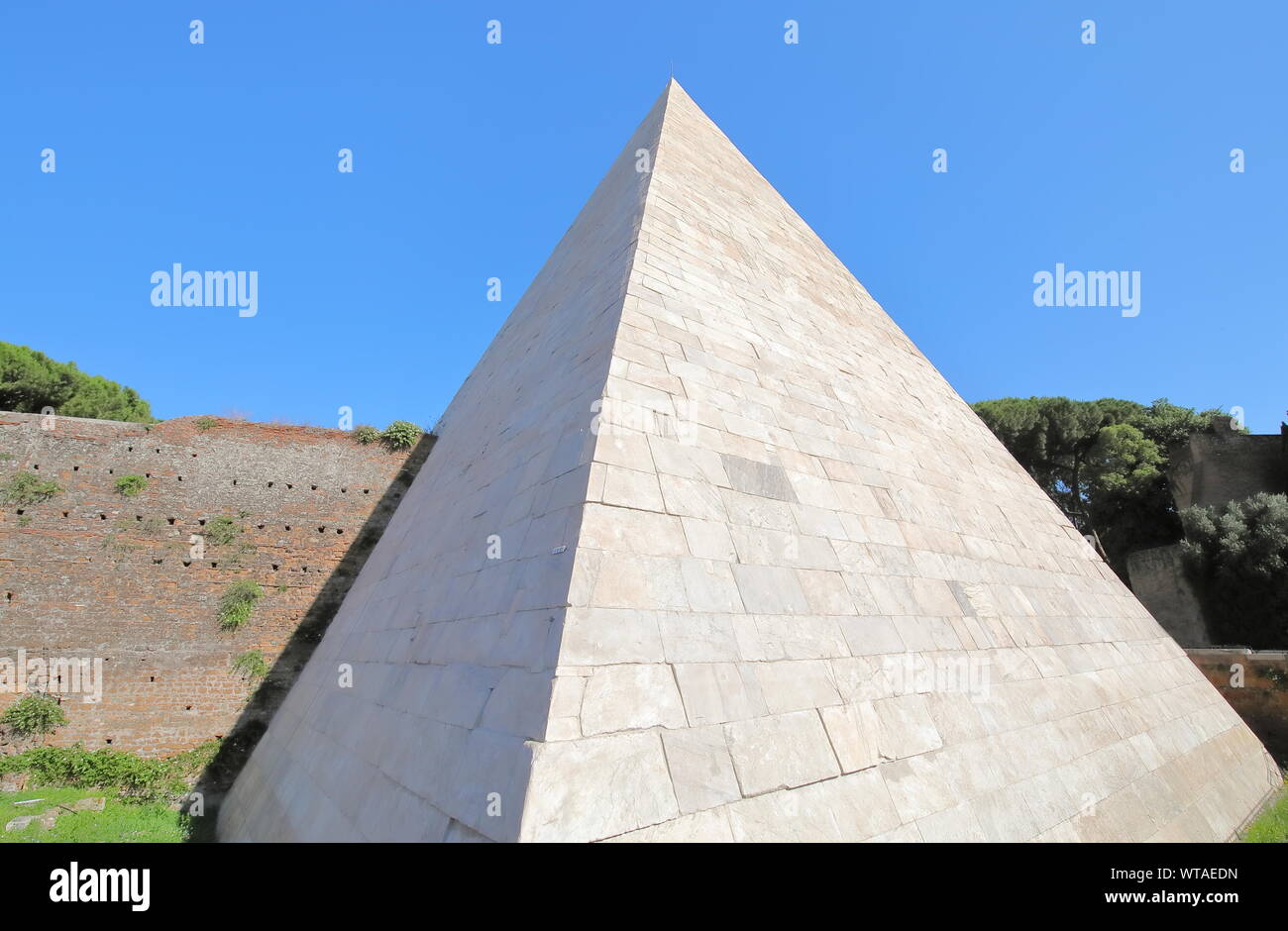 Pyramid of Caius Cestius Rome Italy Stock Photo - Alamy