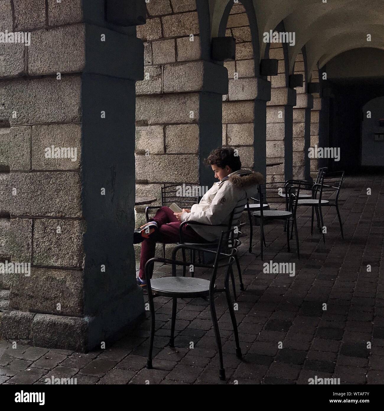 Man sitting on chair reading hi-res stock photography and images - Alamy