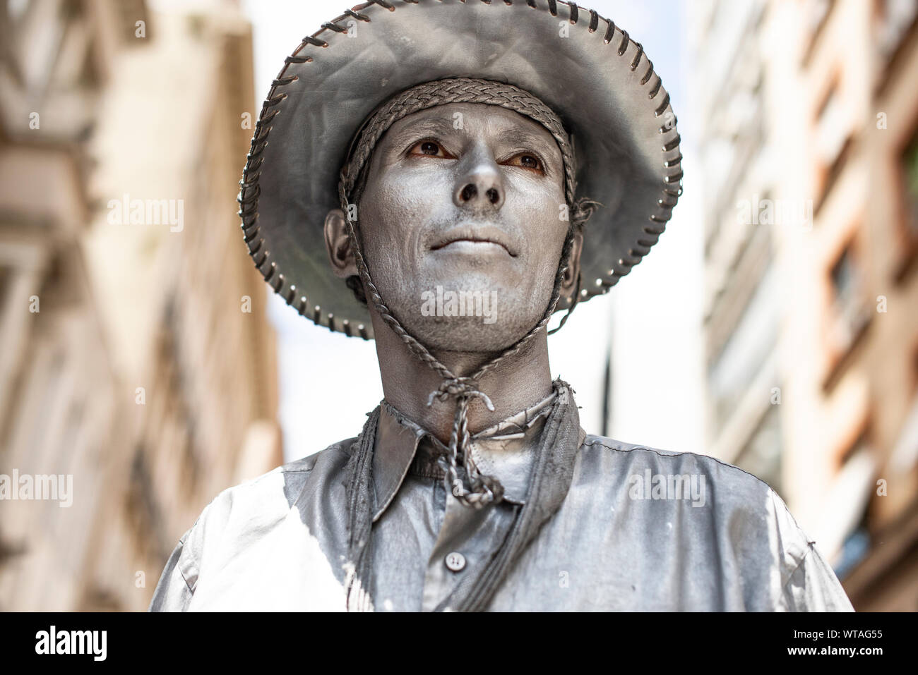 Silver statue performer hi-res stock photography and images - Alamy