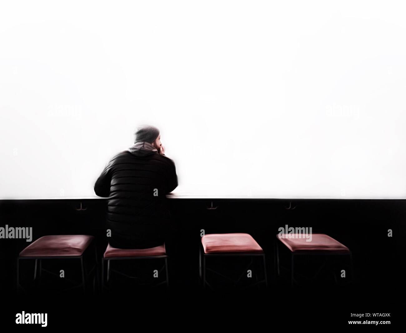 Man sitting at bar hi-res stock photography and images - Alamy