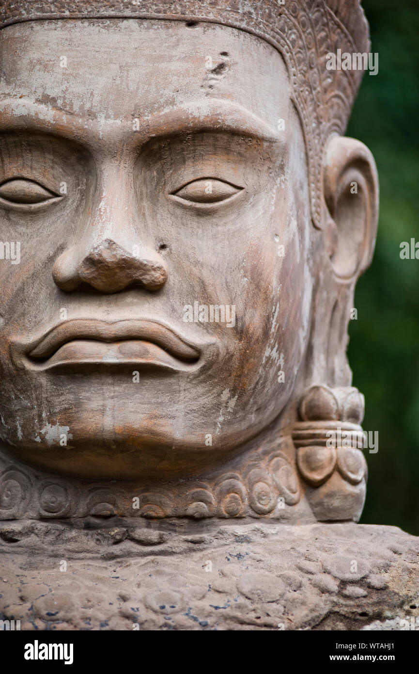 Statue in Angkor Wat temple Stock Photo - Alamy