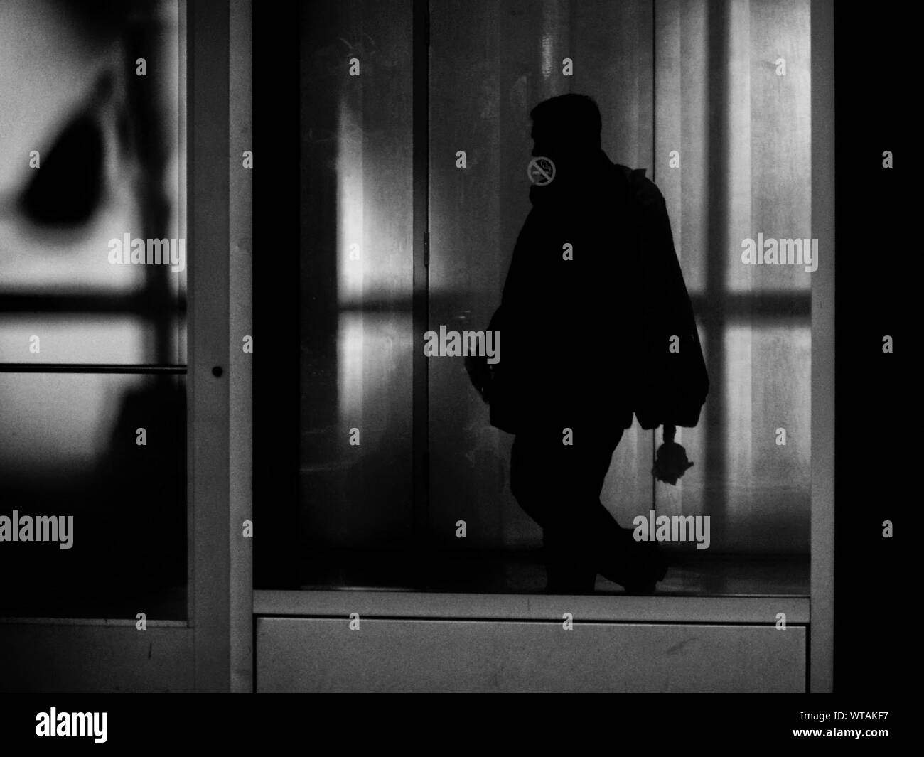 Mirror reflection on people walking hi-res stock photography and images ...