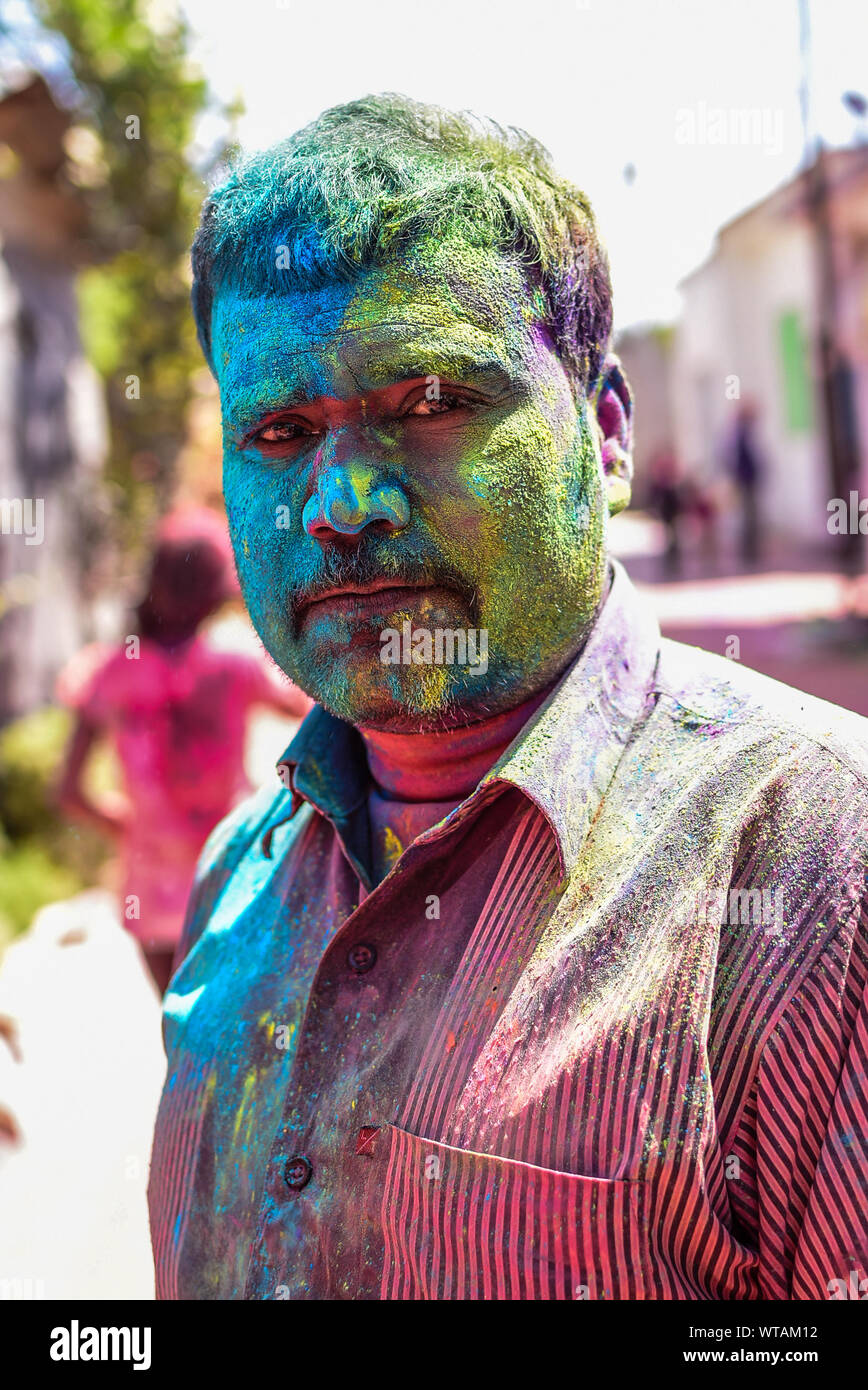 Man covered powder paint hi-res stock photography and images - Alamy