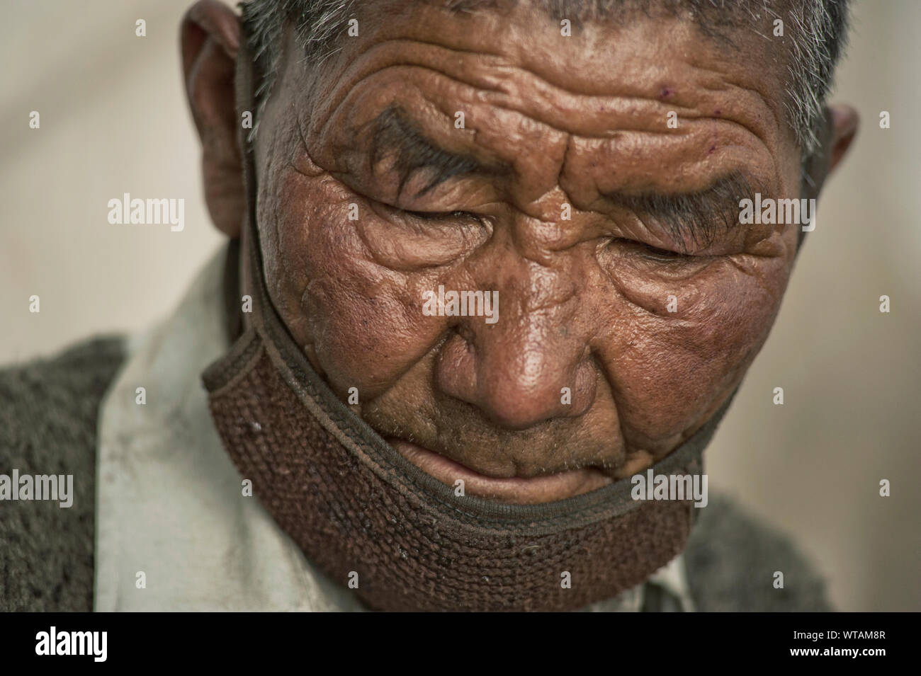 Portrait senior tibetan buddhist hi-res stock photography and images ...