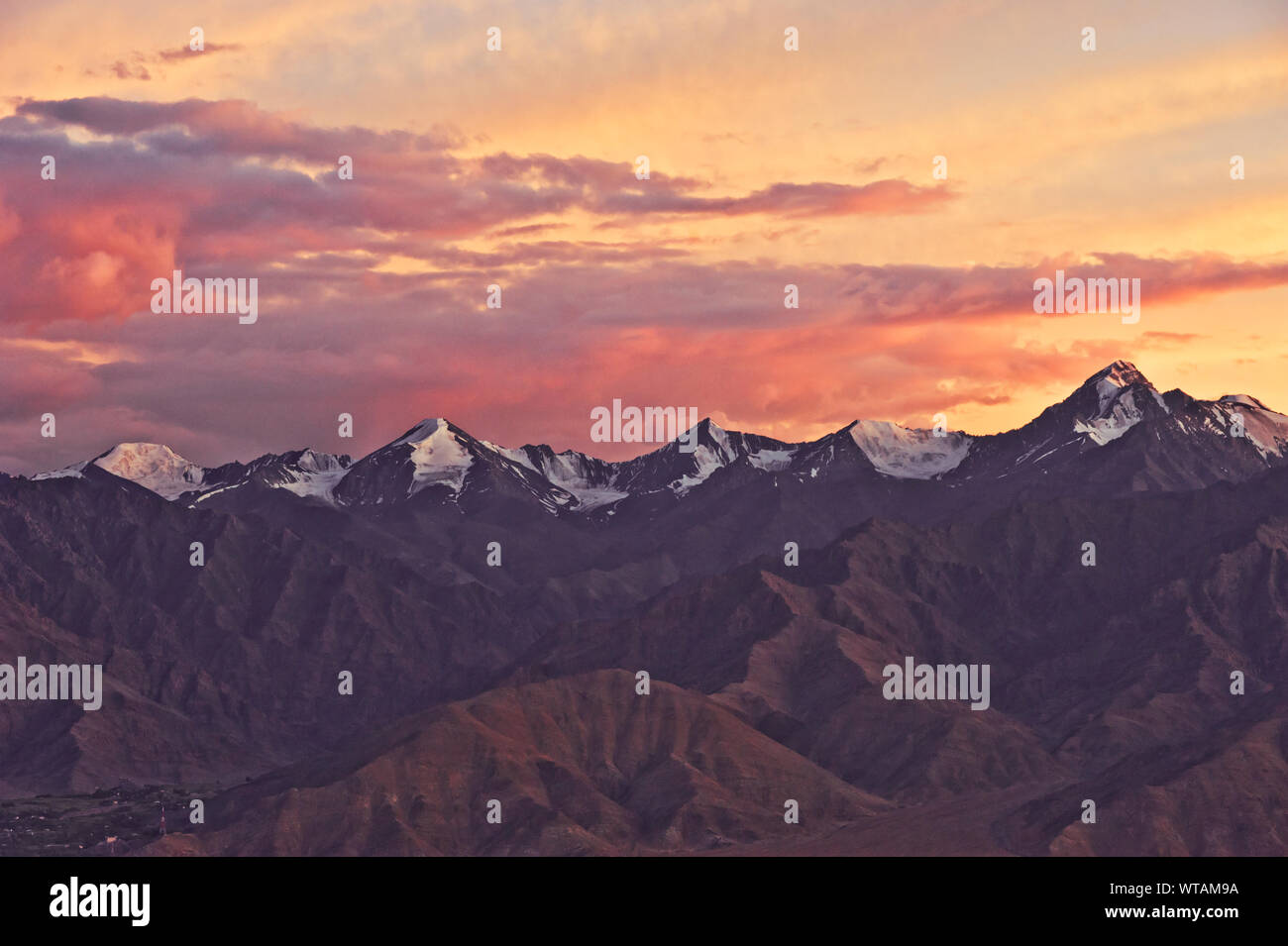 Himalayan Range High Resolution Stock Photography and Images - Alamy