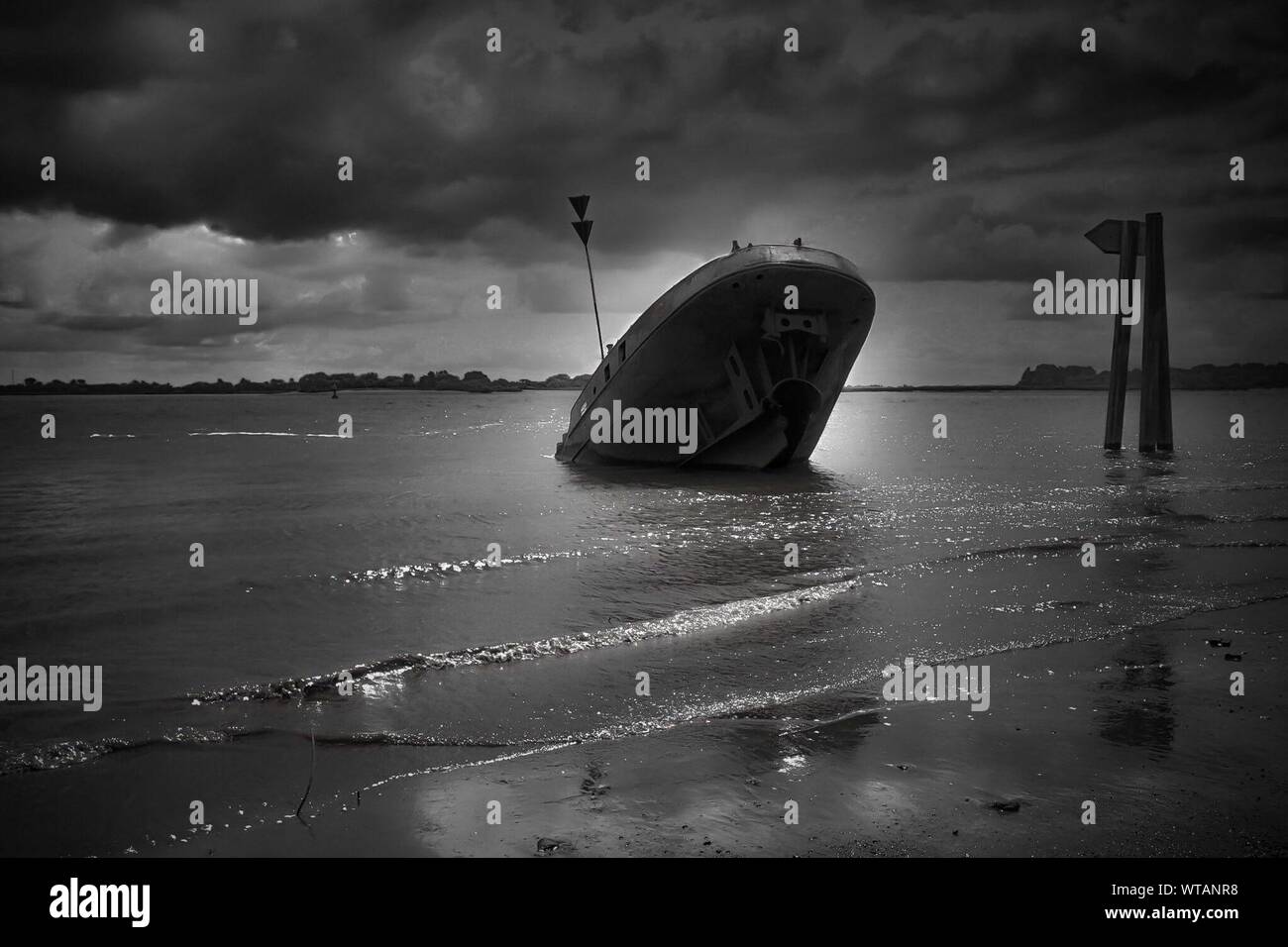 Sinking scene hi-res stock photography and images - Alamy