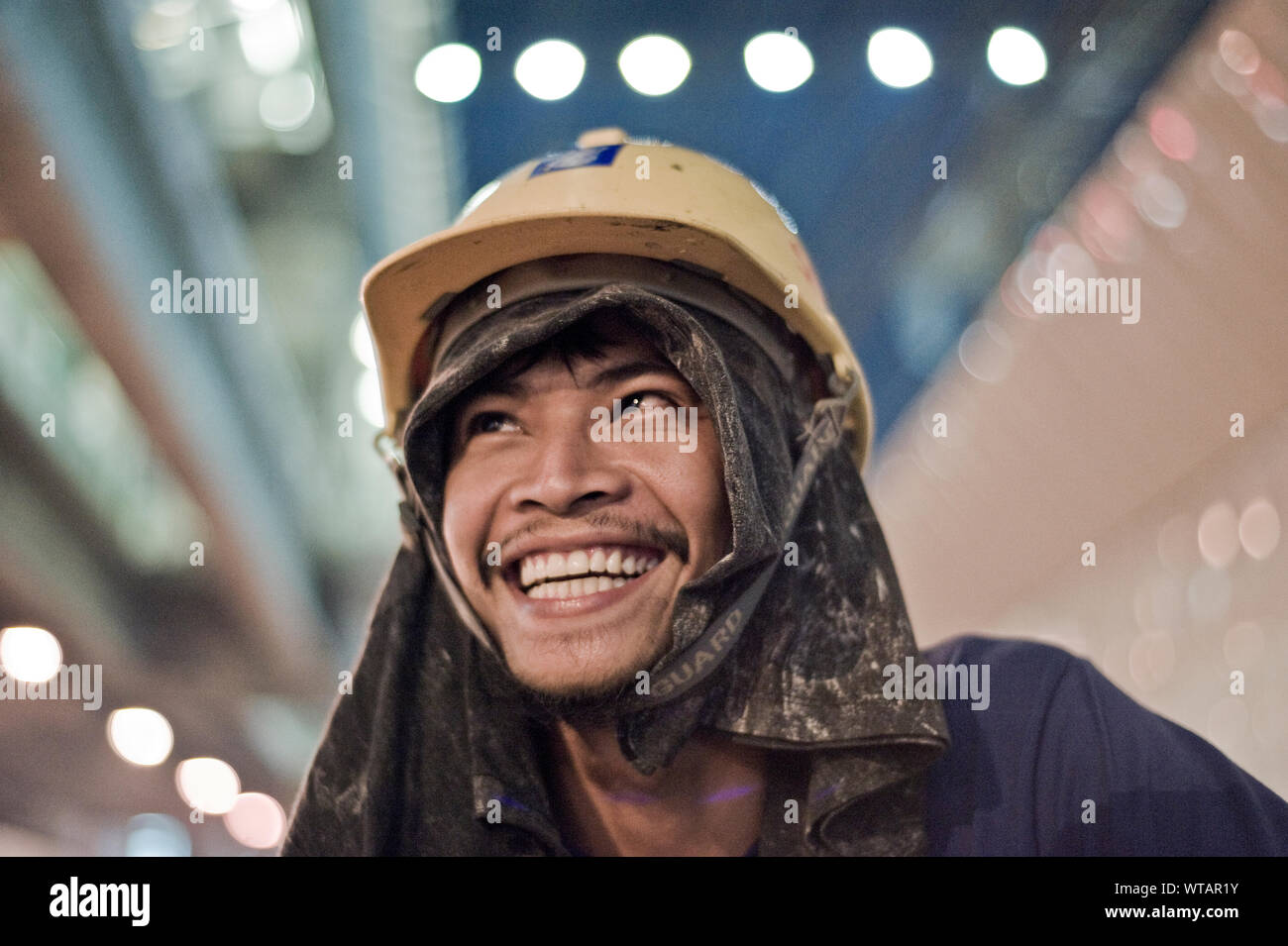 Old man builder construction hi-res stock photography and images - Alamy