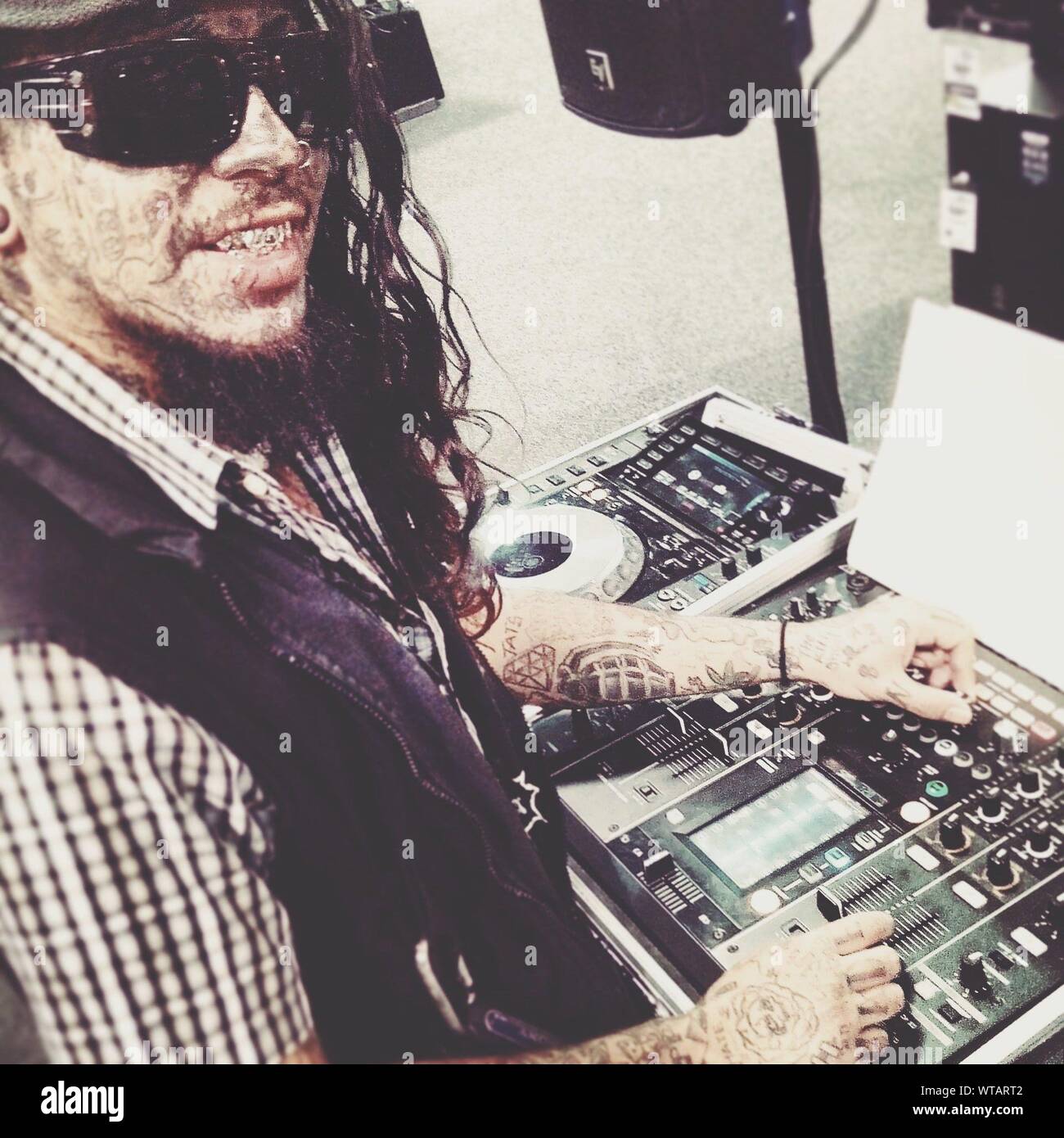 Device dj hi-res stock photography and images - Alamy