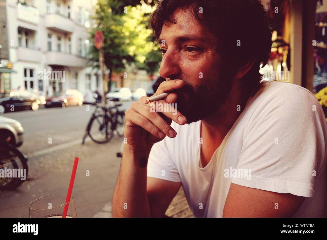 People outdoors cafe smoking hi-res stock photography and images - Alamy