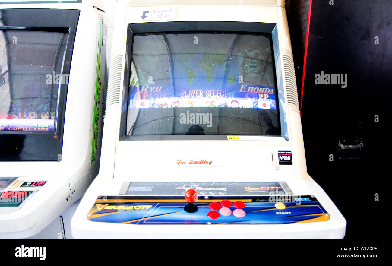 Arcade machines hi-res stock photography and images - Alamy