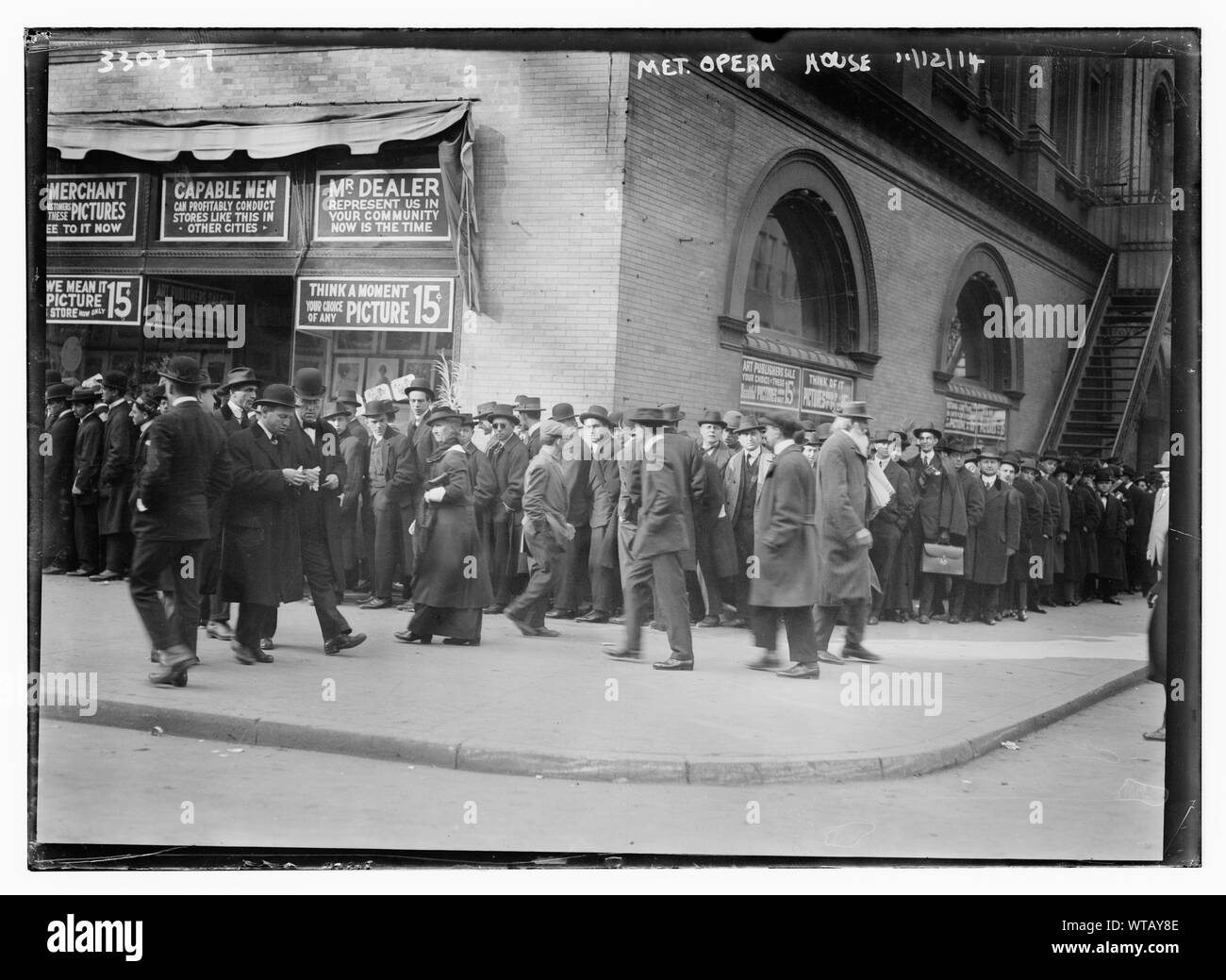 Met opera house hi-res stock photography and images - Alamy