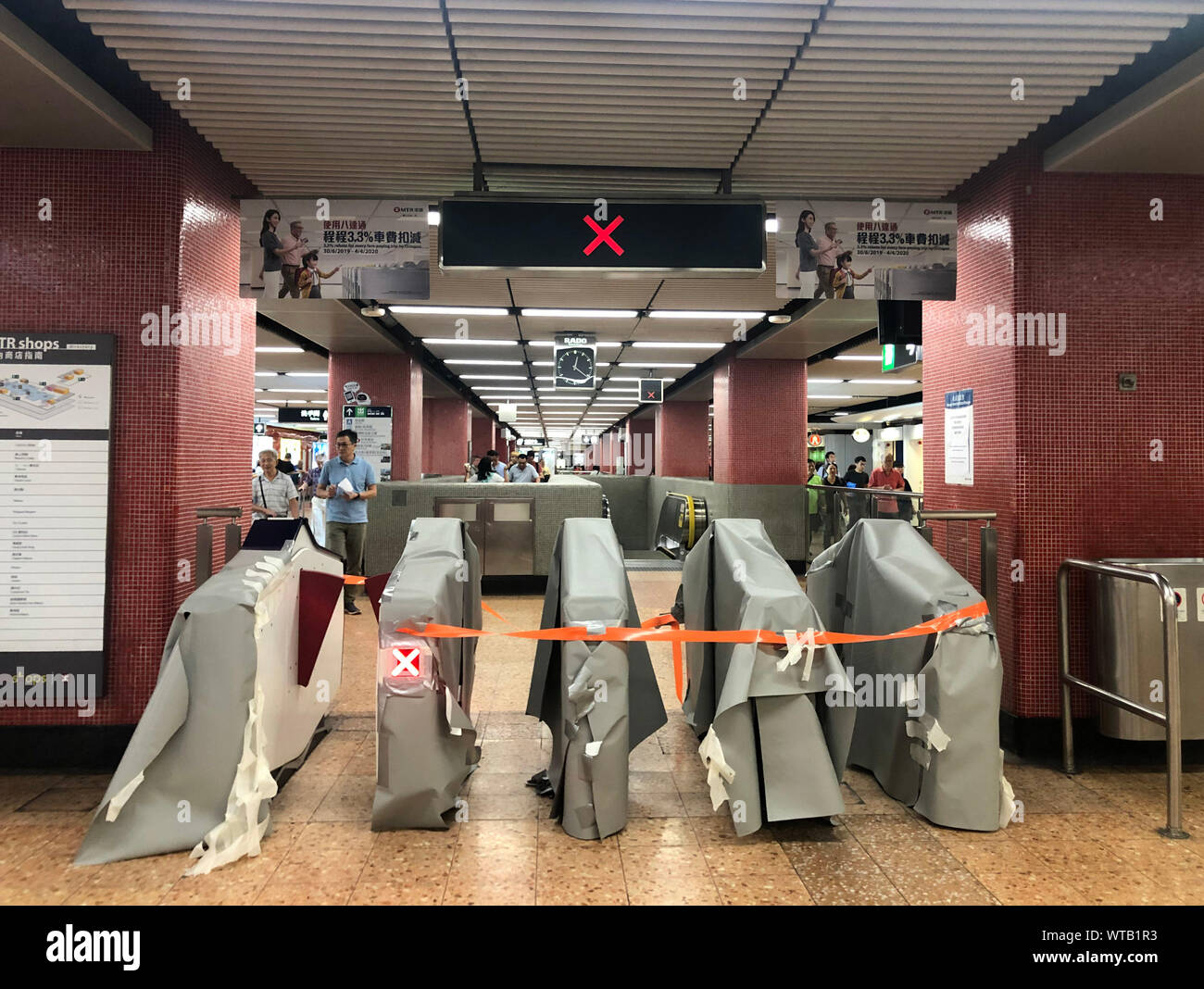 Hong kong mtr turnstiles hi-res stock photography and images - Alamy