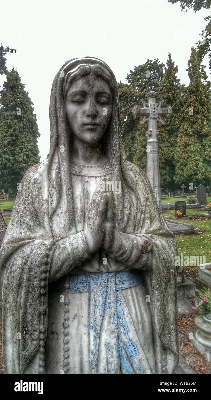 Female statue cemetery hi-res stock photography and images - Alamy