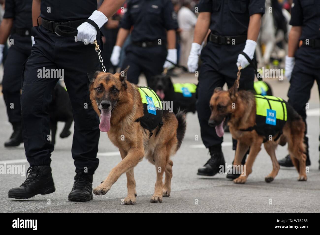 Walking policeman hi-res stock photography and images - Alamy