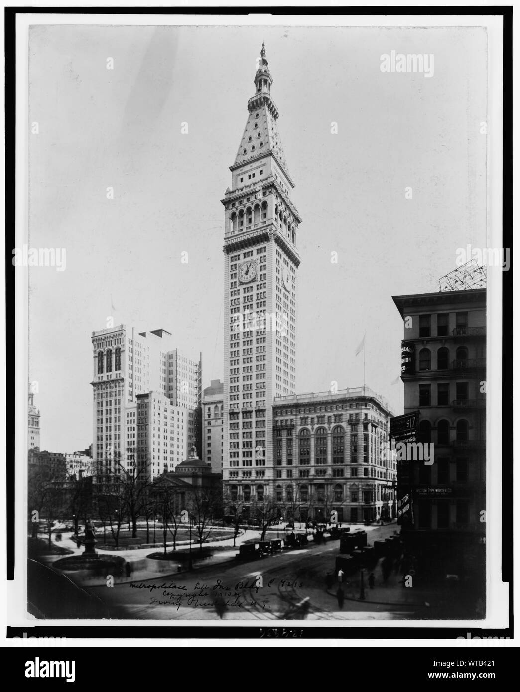 Metropolitan office tower Cut Out Stock Images & Pictures - Alamy