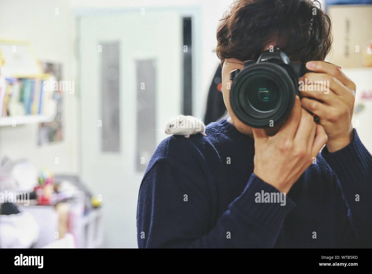 Shoulder camera hi-res stock photography and images - Alamy