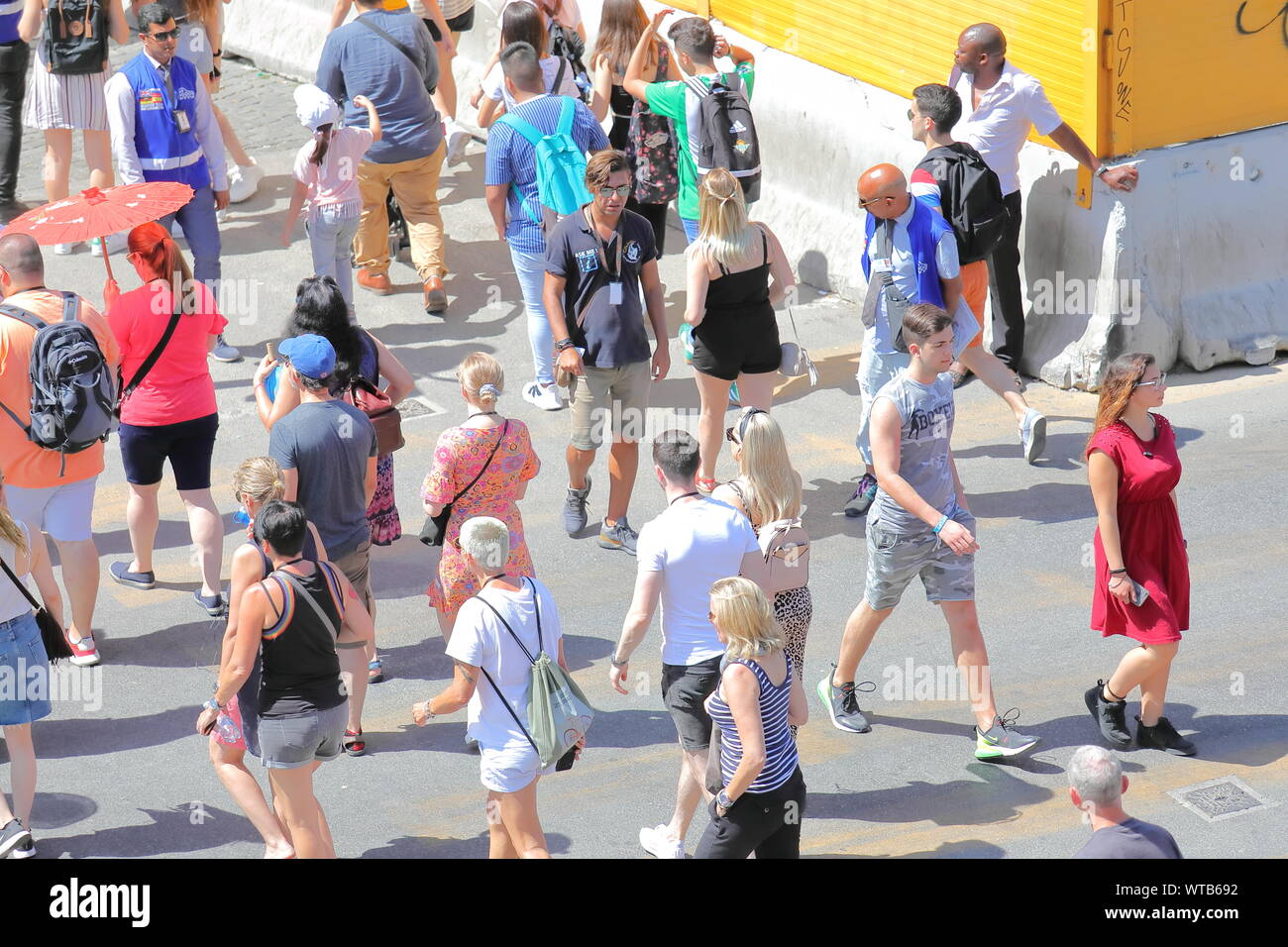 People walking pass hi-res stock photography and images - Alamy