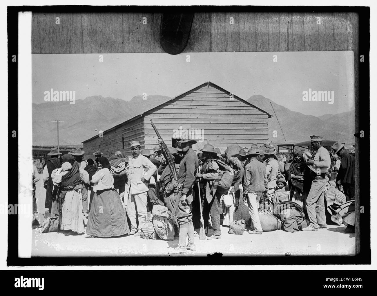 Mexico border migrants Black and White Stock Photos & Images - Alamy