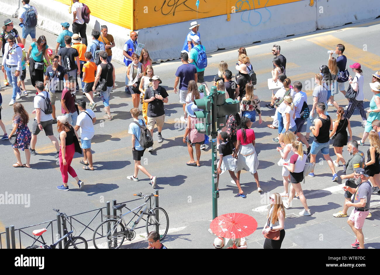 Rome italy tourist crowd pedestrian hi-res stock photography and images ...