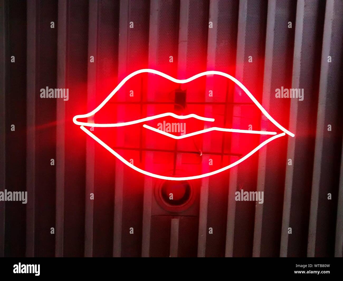 Red lips illuminated sign hi-res stock photography and images - Alamy