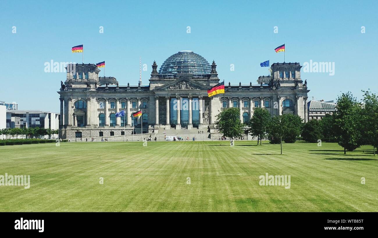 View reichstag hi-res stock photography and images - Alamy