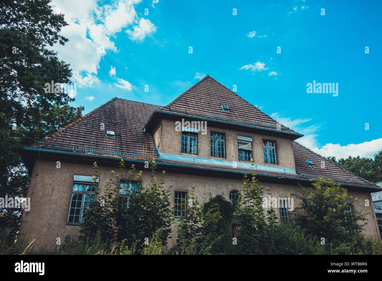Rotten house hi-res stock photography and images - Alamy