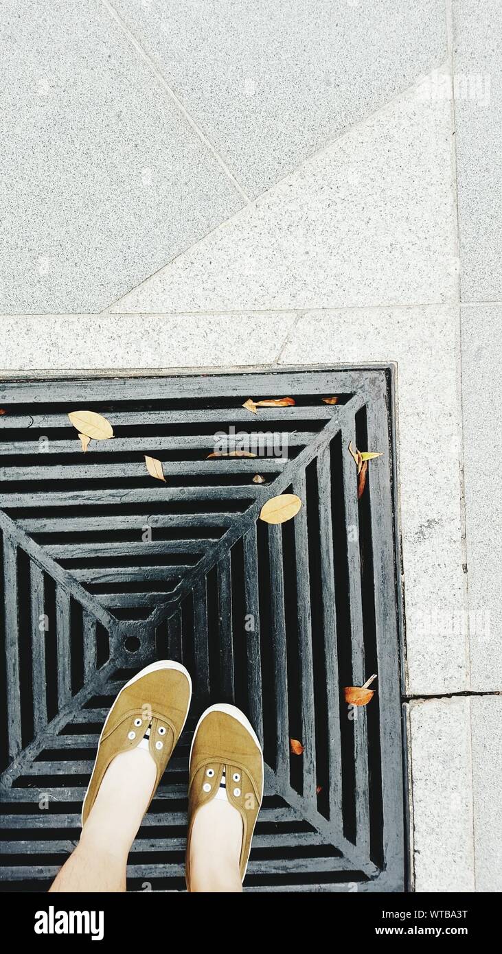 Feet floor hi-res stock photography and images - Alamy