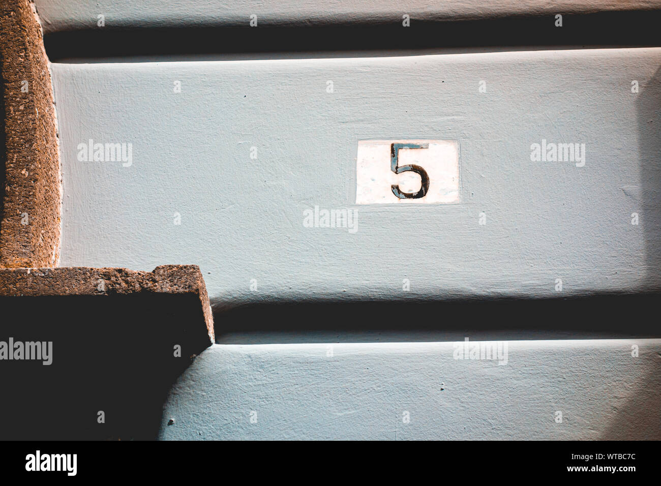 number 5 door sign painted at facade Stock Photo - Alamy