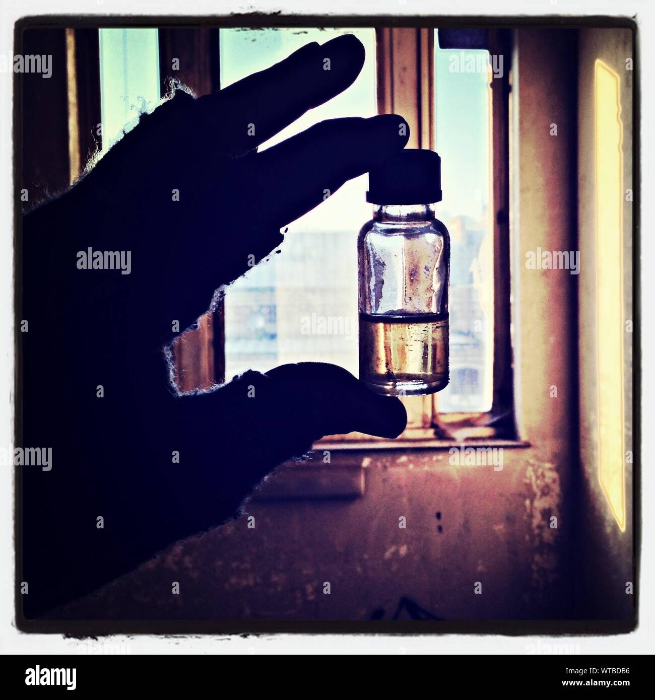 Hand with glass bottle hi-res stock photography and images - Alamy
