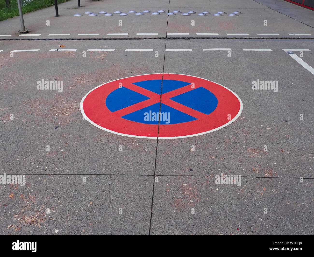 no parking and no stopping traffic sign Stock Photo - Alamy