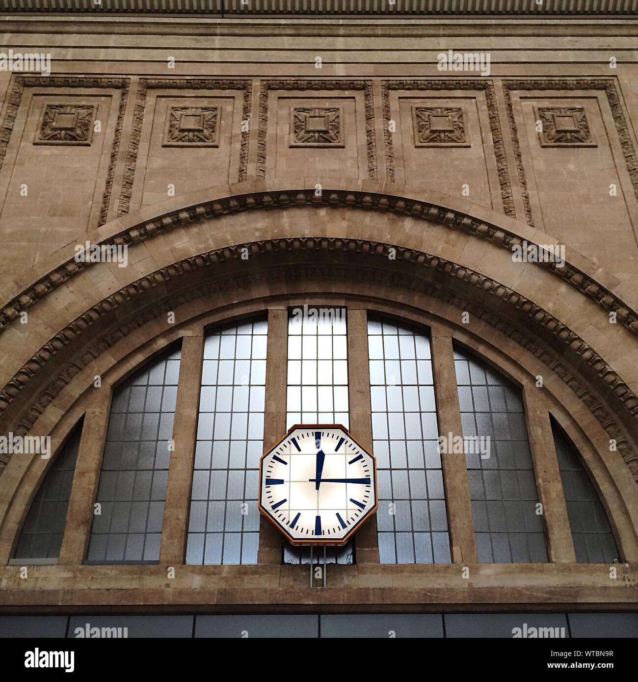 Clock and building hi-res stock photography and images - Alamy