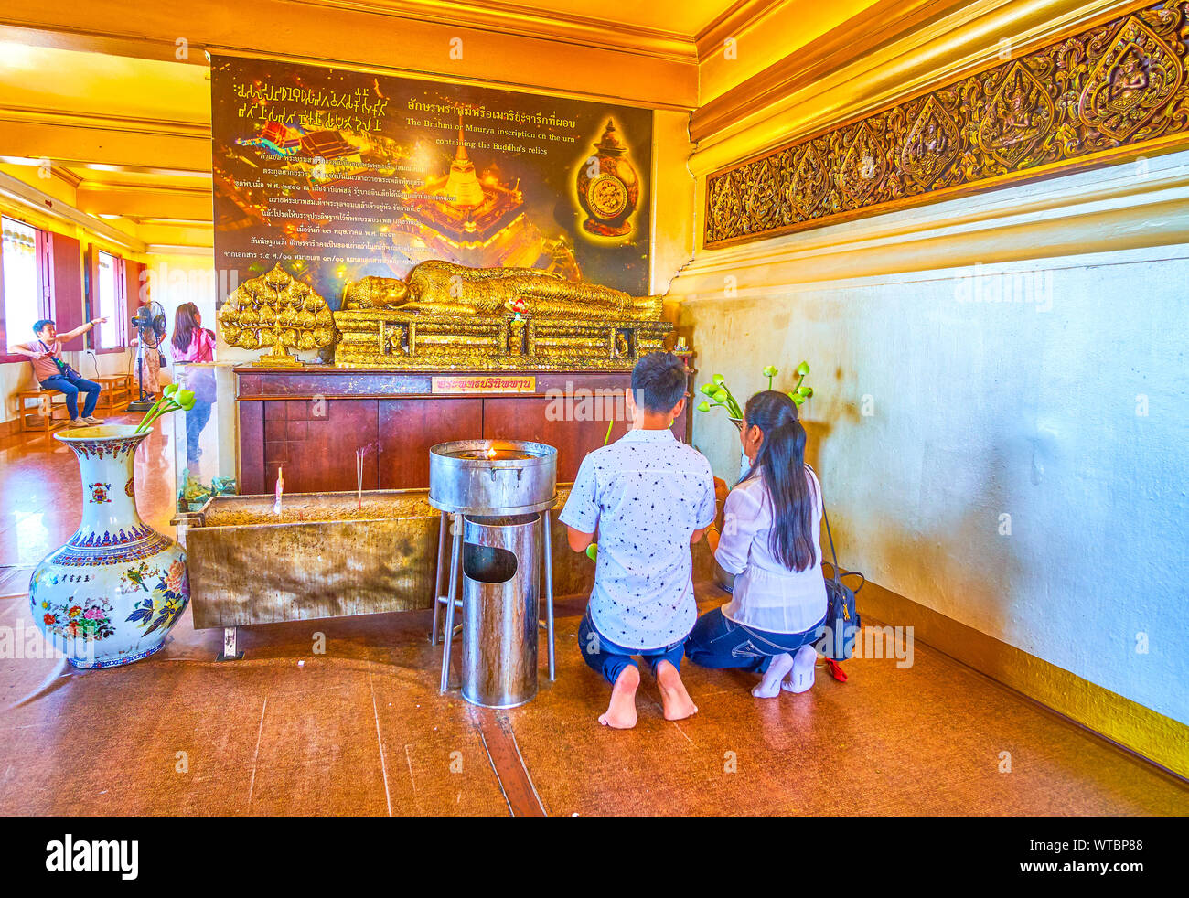 Pray altar family hi-res stock photography and images - Alamy