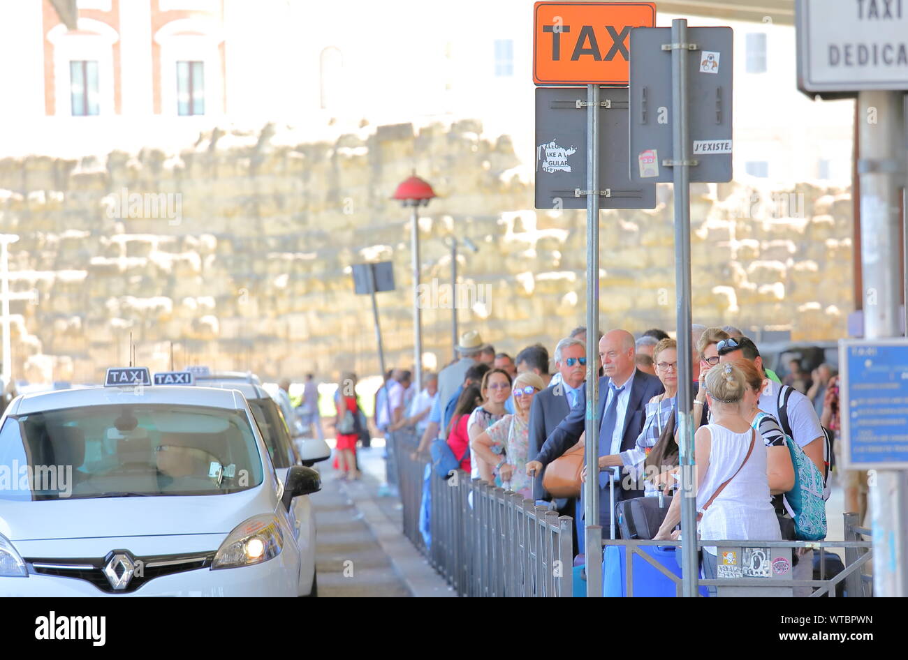Rome taxi station hi-res stock photography and images - Alamy