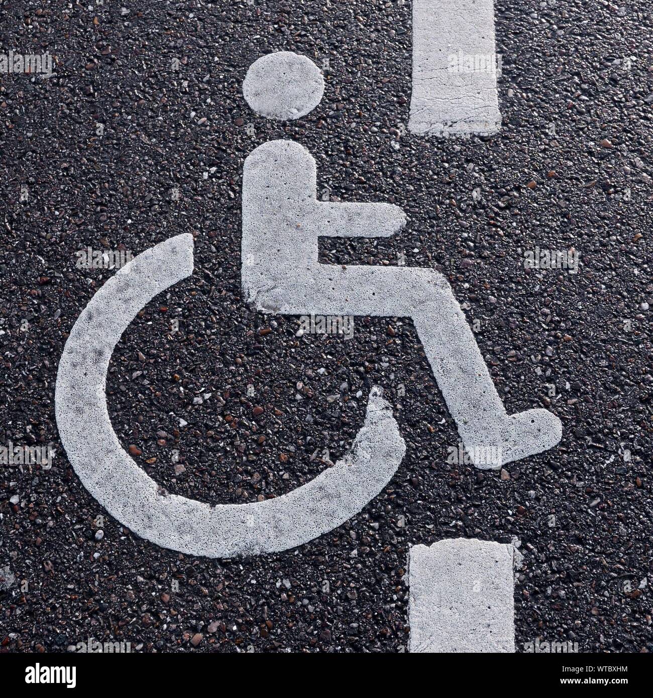 Handicapped sign hi-res stock photography and images - Alamy