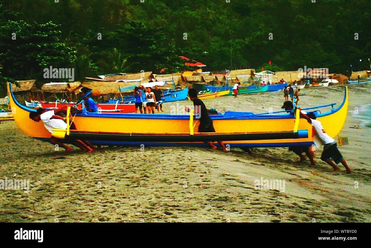 People pulling boat hi-res stock photography and images - Alamy
